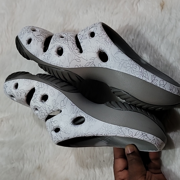 Keen | Shoes | Keen Shoes Women 6 Clog Sandals Shanti Art Japanese Slip ...